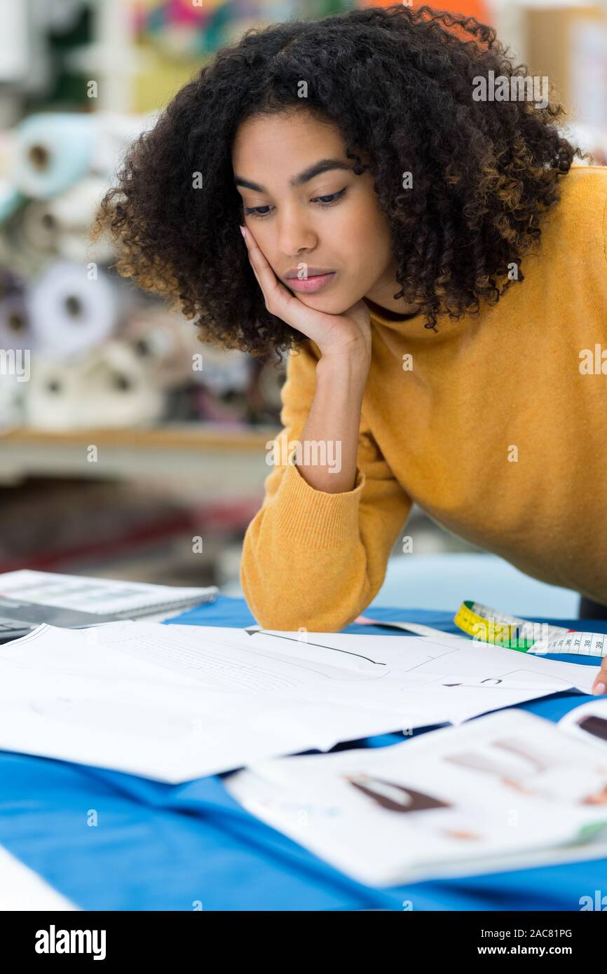 Designing clothes hi-res stock photography and images - Alamy