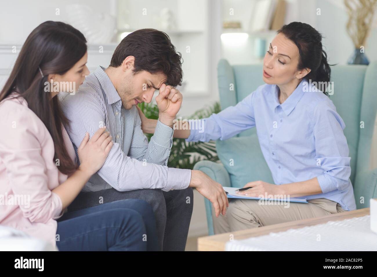 Woman crying man comforting hi-res stock photography and images - Alamy
