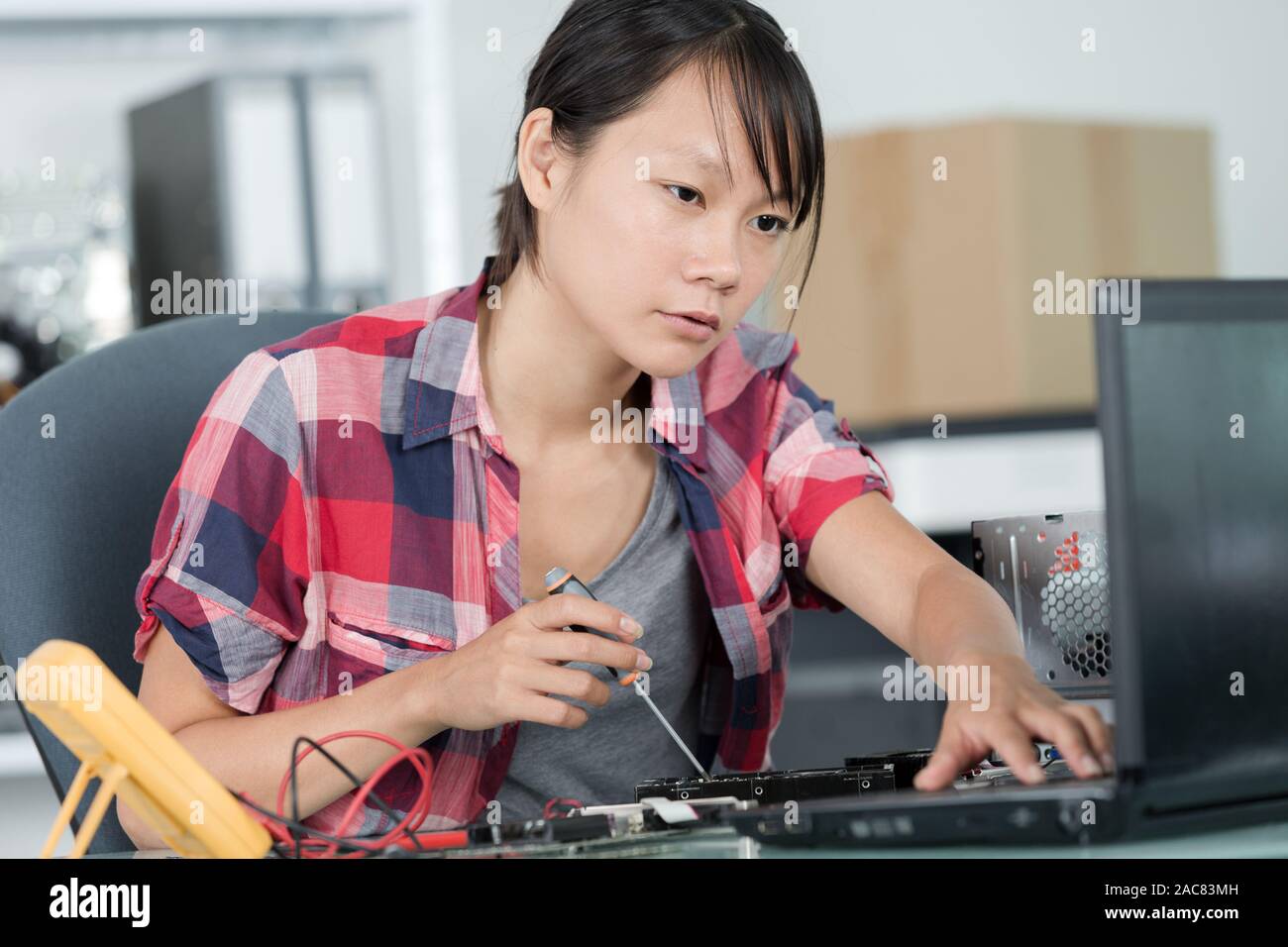 Fixing laptop High Resolution Stock Photography and Images - Alamy