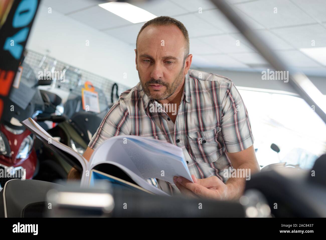 Man reading manual hi-res stock photography and images - Alamy