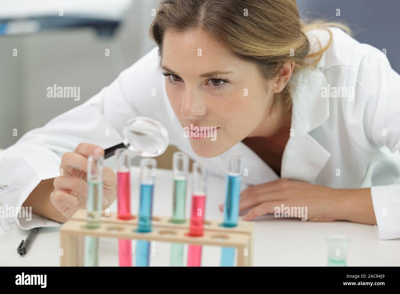 Asian college science lab hi-res stock photography and images - Alamy