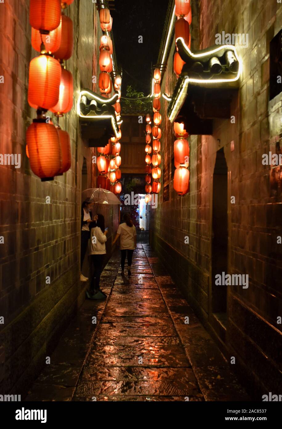 Chinese night market narrow alley lights, Jinli street, Chengdu Stock ...