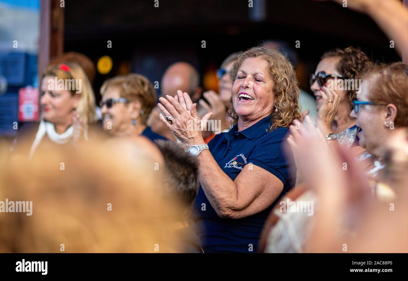 Lady clapping hi-res stock photography and images - Alamy