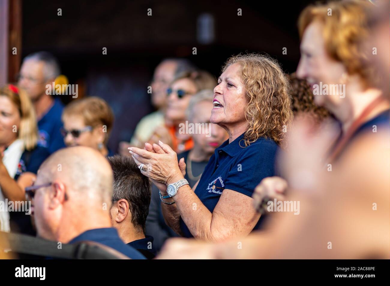 Lady clapping hi-res stock photography and images - Alamy