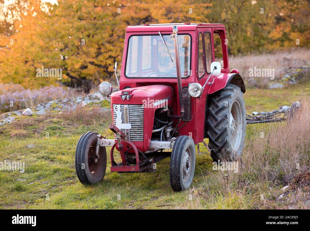 Old traktor hi-res stock photography and images - Alamy