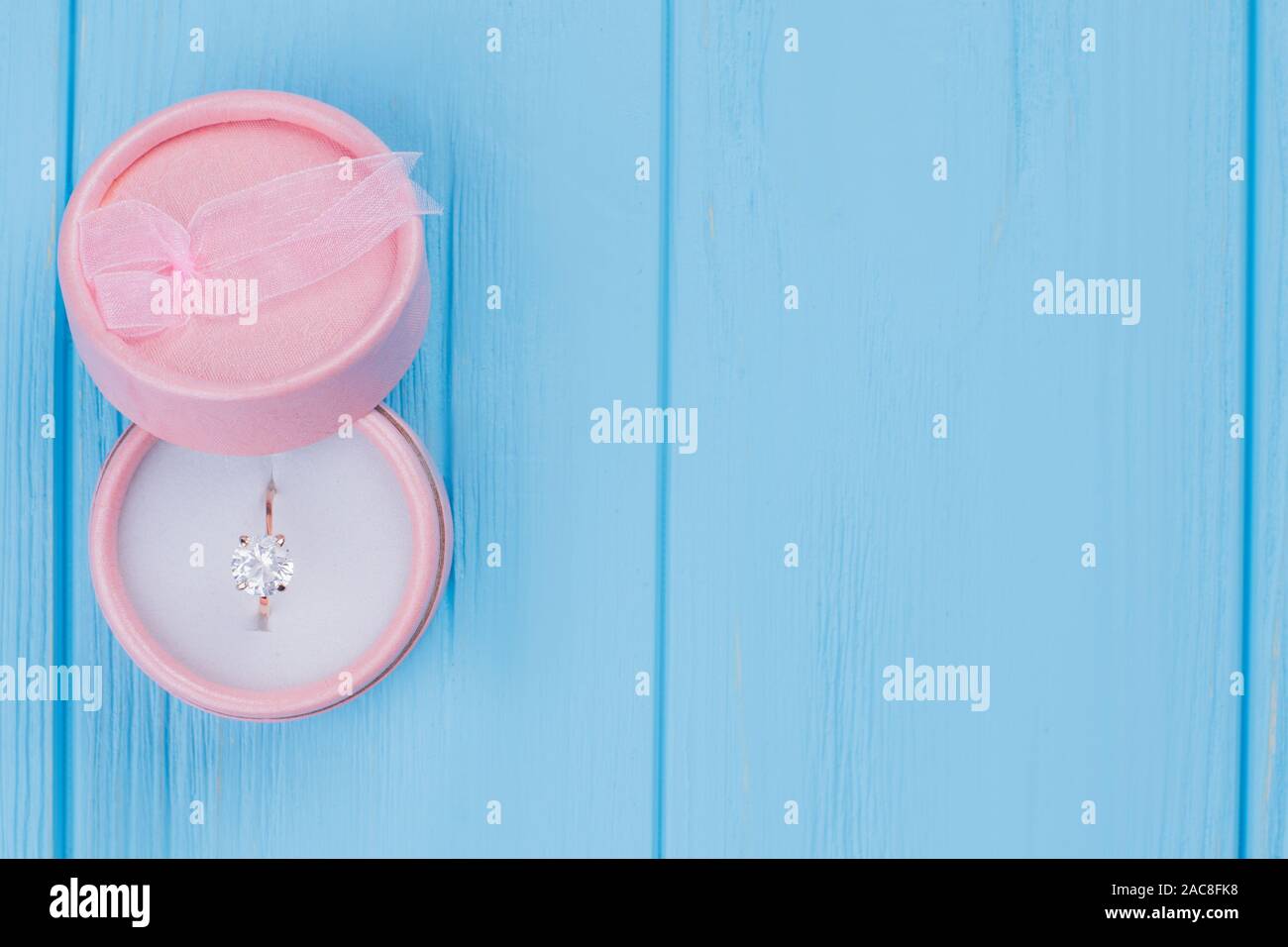 Diamond ring blue box hi-res stock photography and images - Alamy