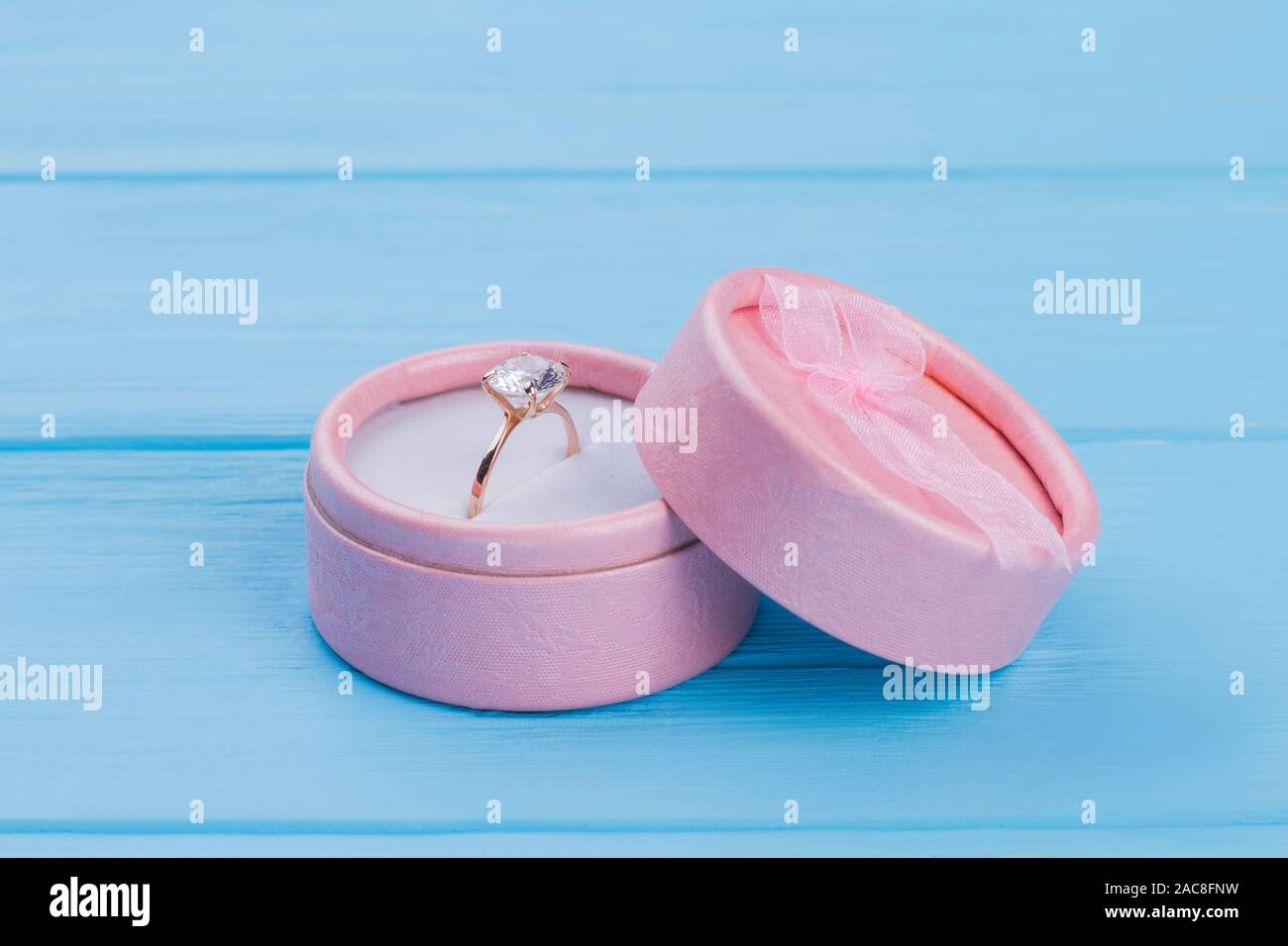 Diamond ring blue box hi-res stock photography and images - Alamy