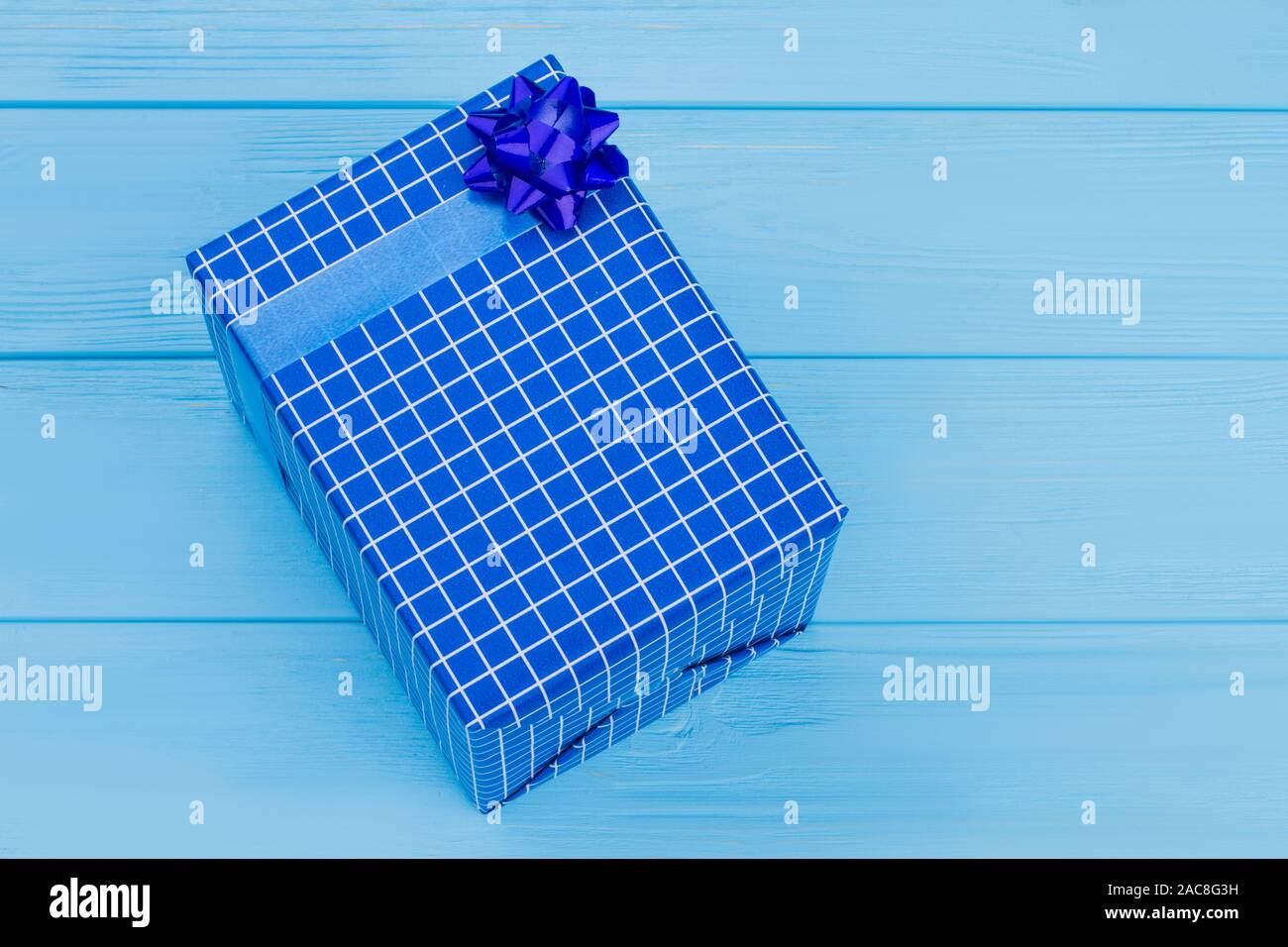 Checkered blue box with bow Stock Photo - Alamy