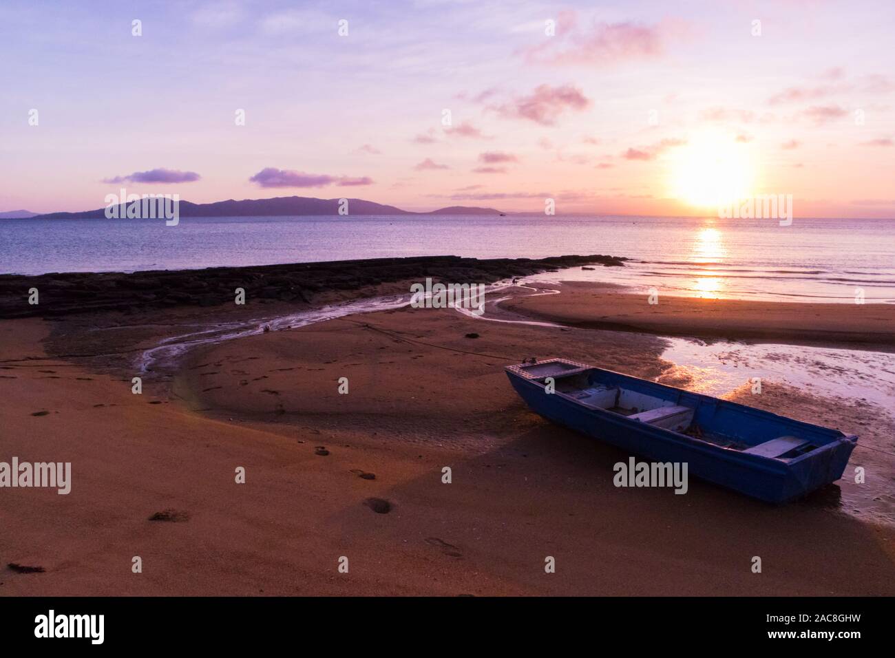 Solitary small boat hi-res stock photography and images - Alamy