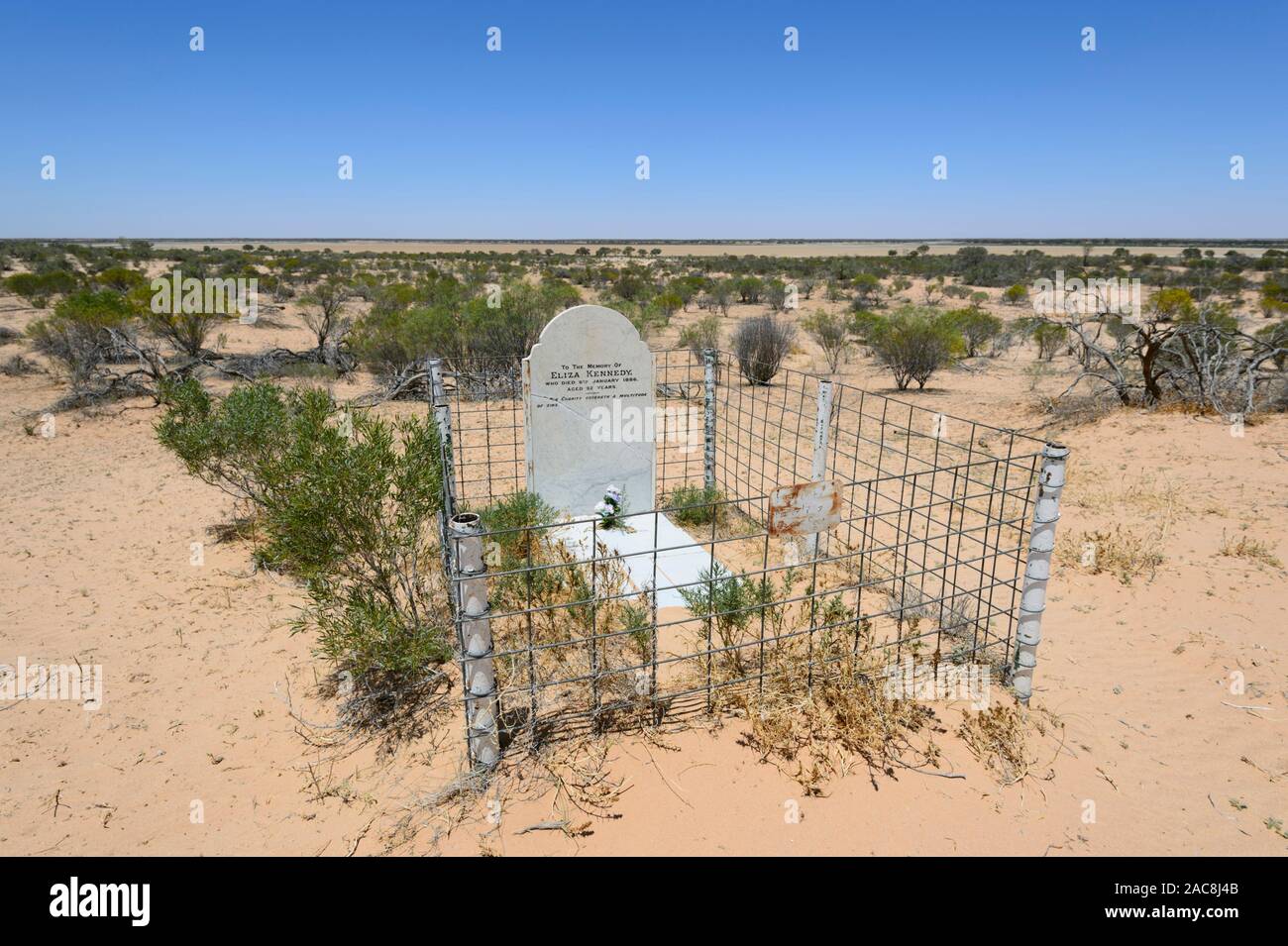 Lonely grave in australian bush hi-res stock photography and images - Alamy