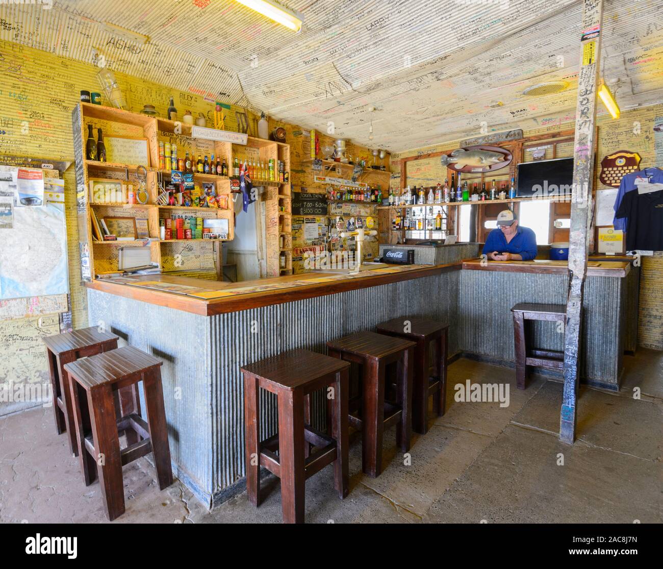 Pub bar counter hi-res stock photography and images - Alamy