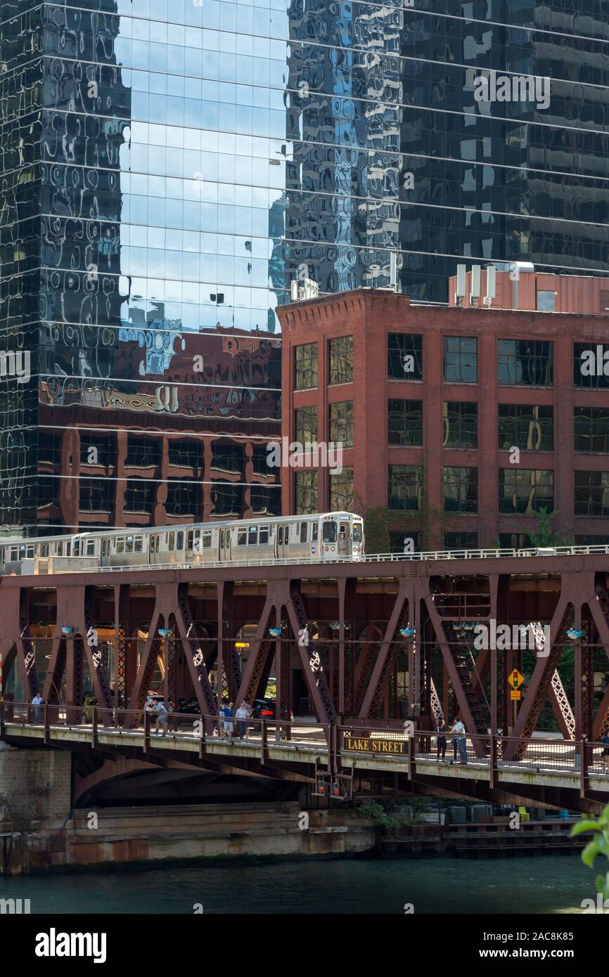 L Train crossing the Chicago River, The Loop, Chicago, USA Stock Photo ...