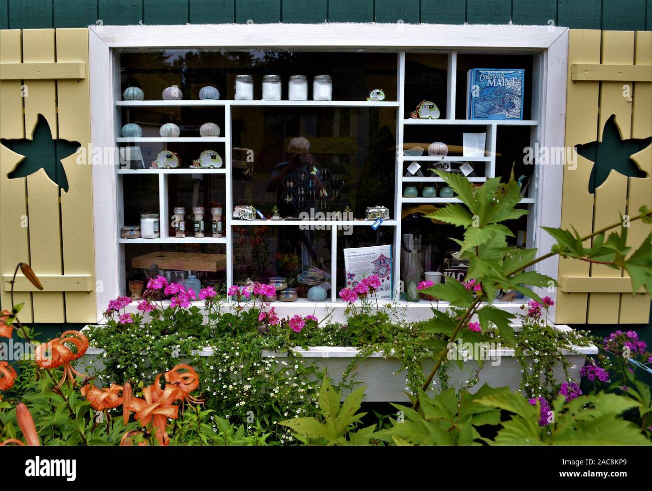 Antique shop windowfront in Maine Stock Photo - Alamy