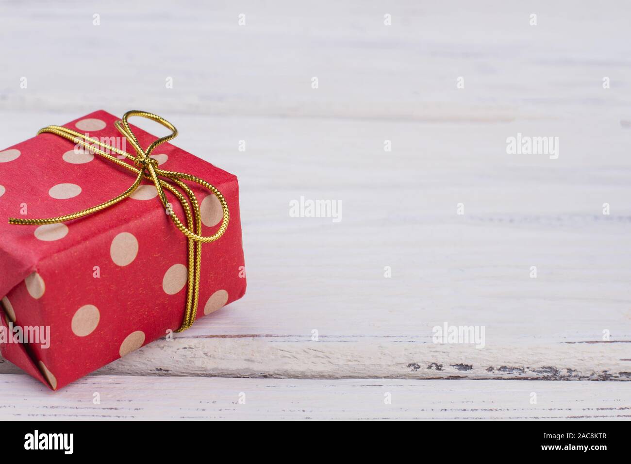 Red polka dots gift hi-res stock photography and images - Alamy