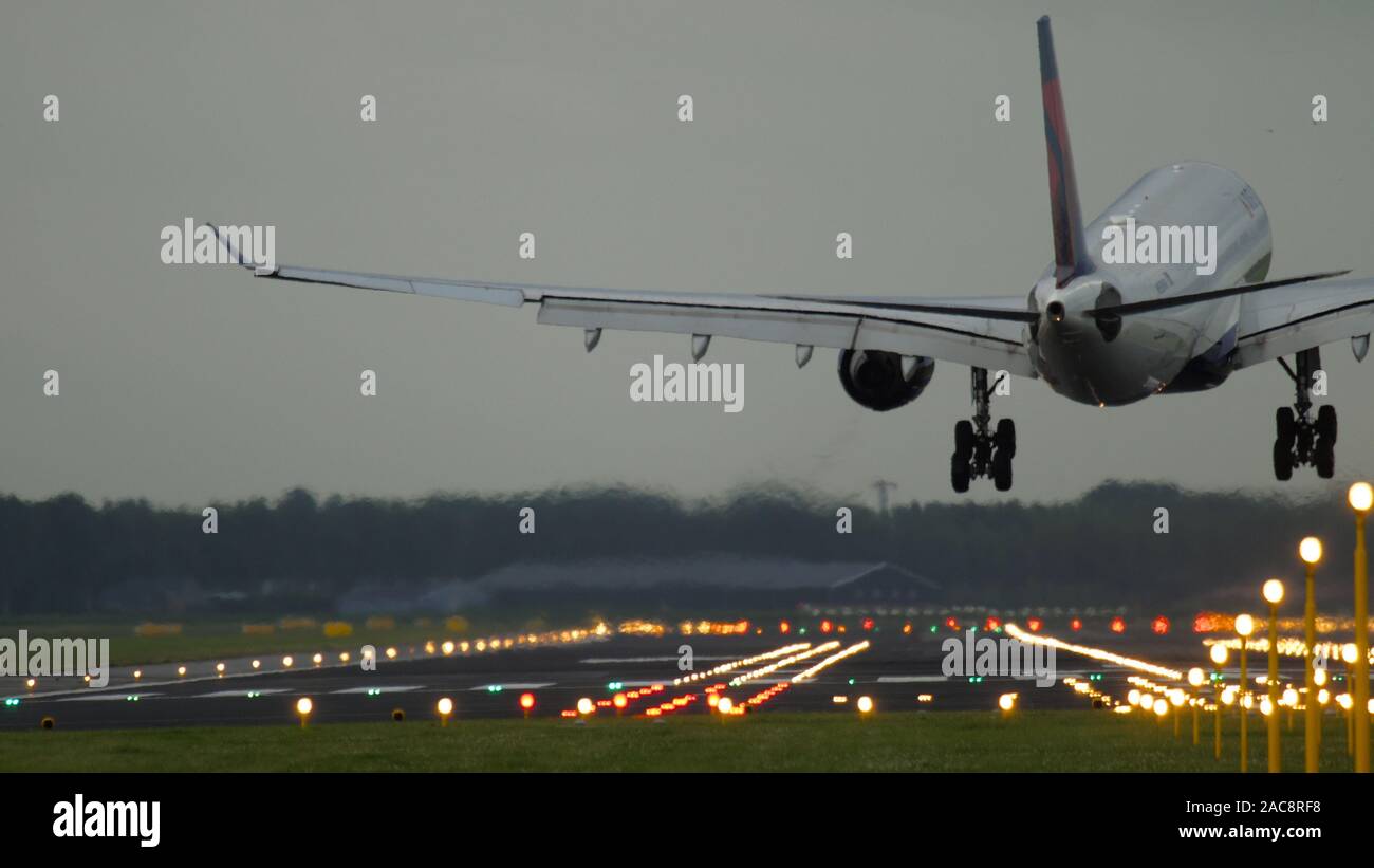 Delta airbus jet airplane hi-res stock photography and images - Alamy