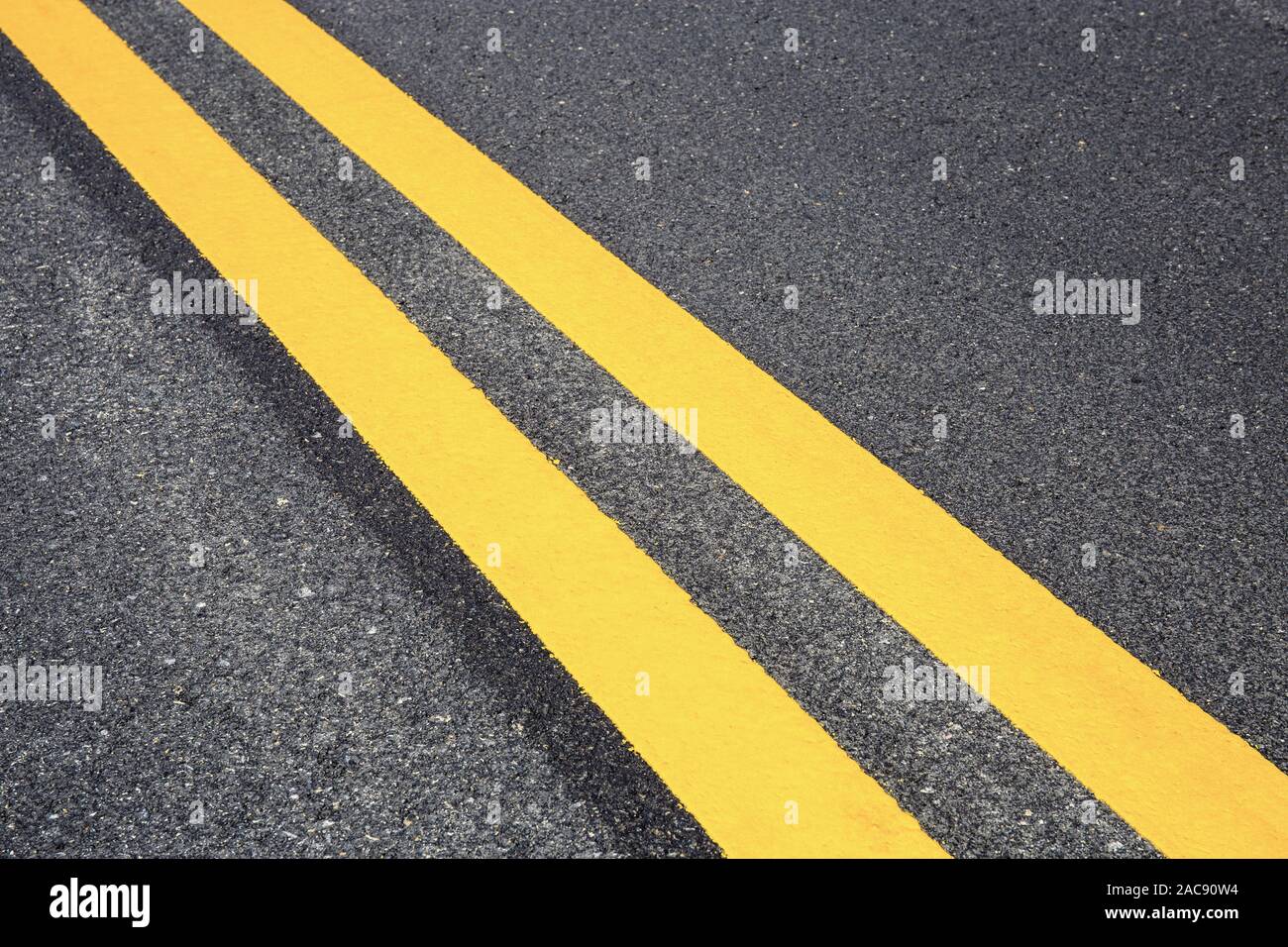 Traffic line on road with texture background Stock Photo - Alamy