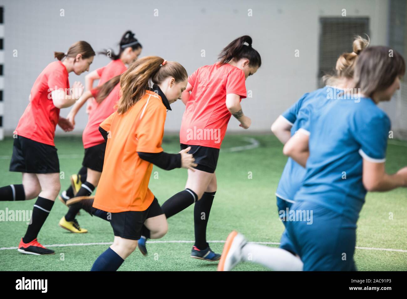 Female footballers hi-res stock photography and images - Alamy