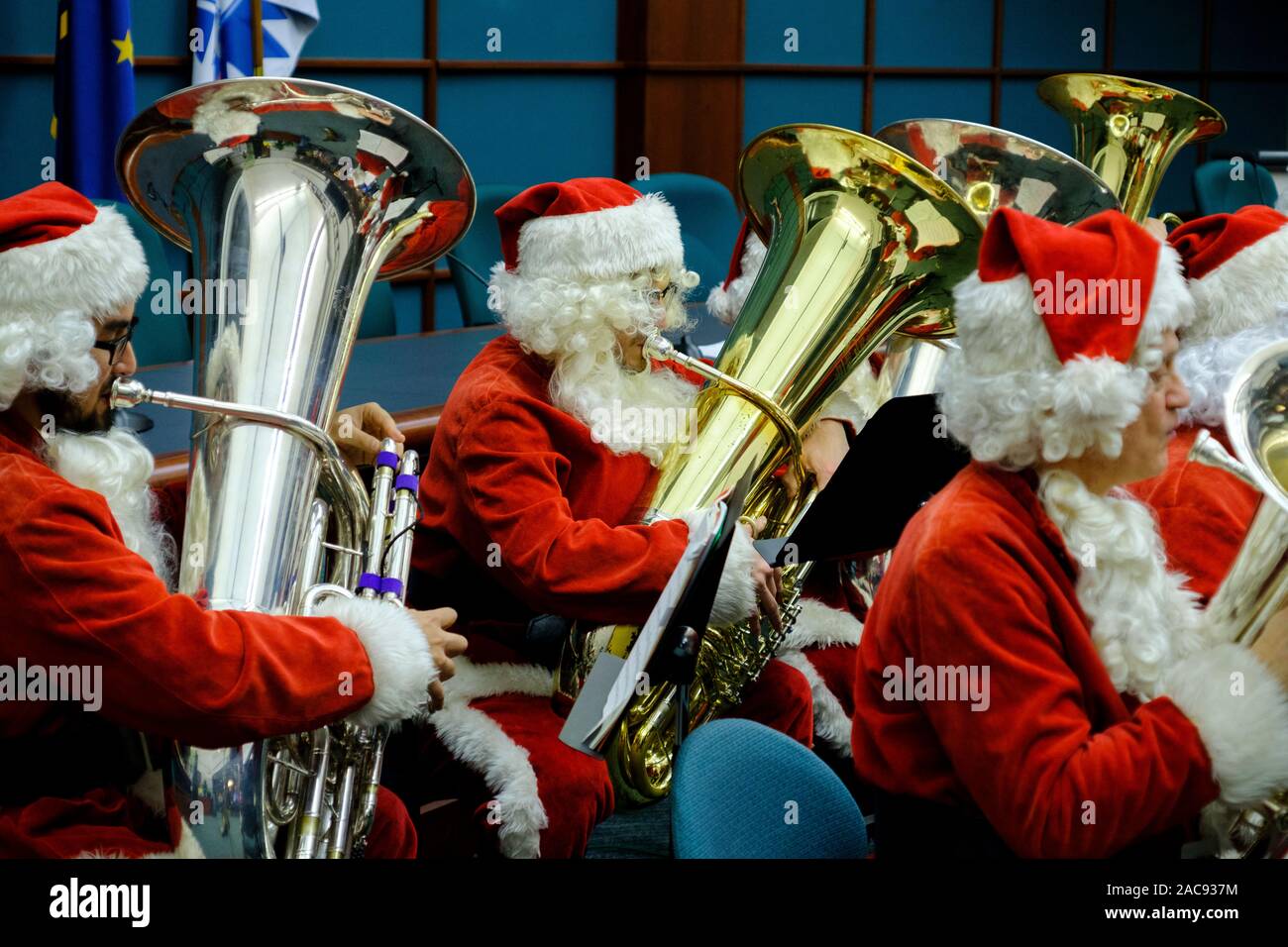 Tuba santas hi-res stock photography and images - Alamy