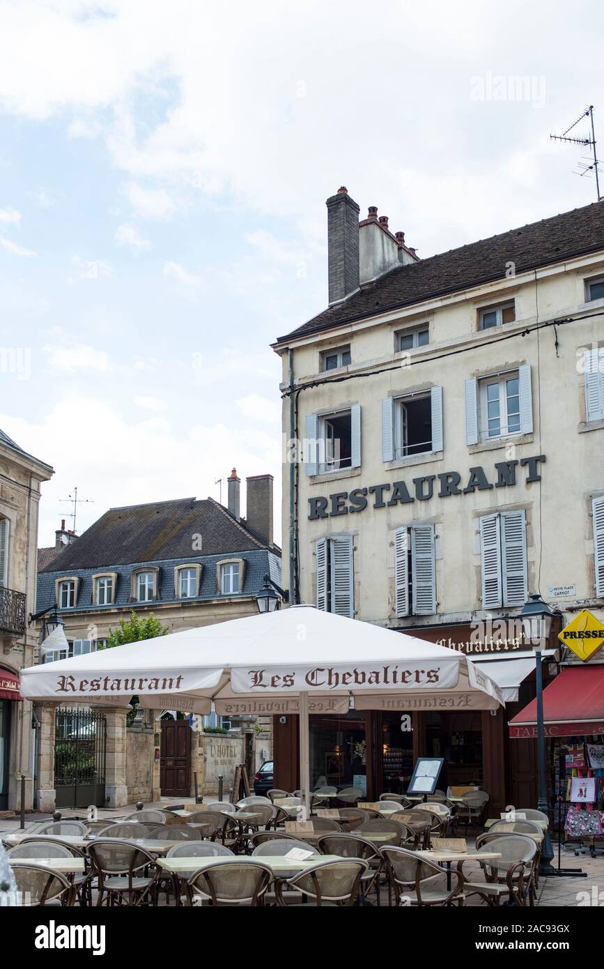 Outdoor restaurant, Beaune Stock Photo - Alamy