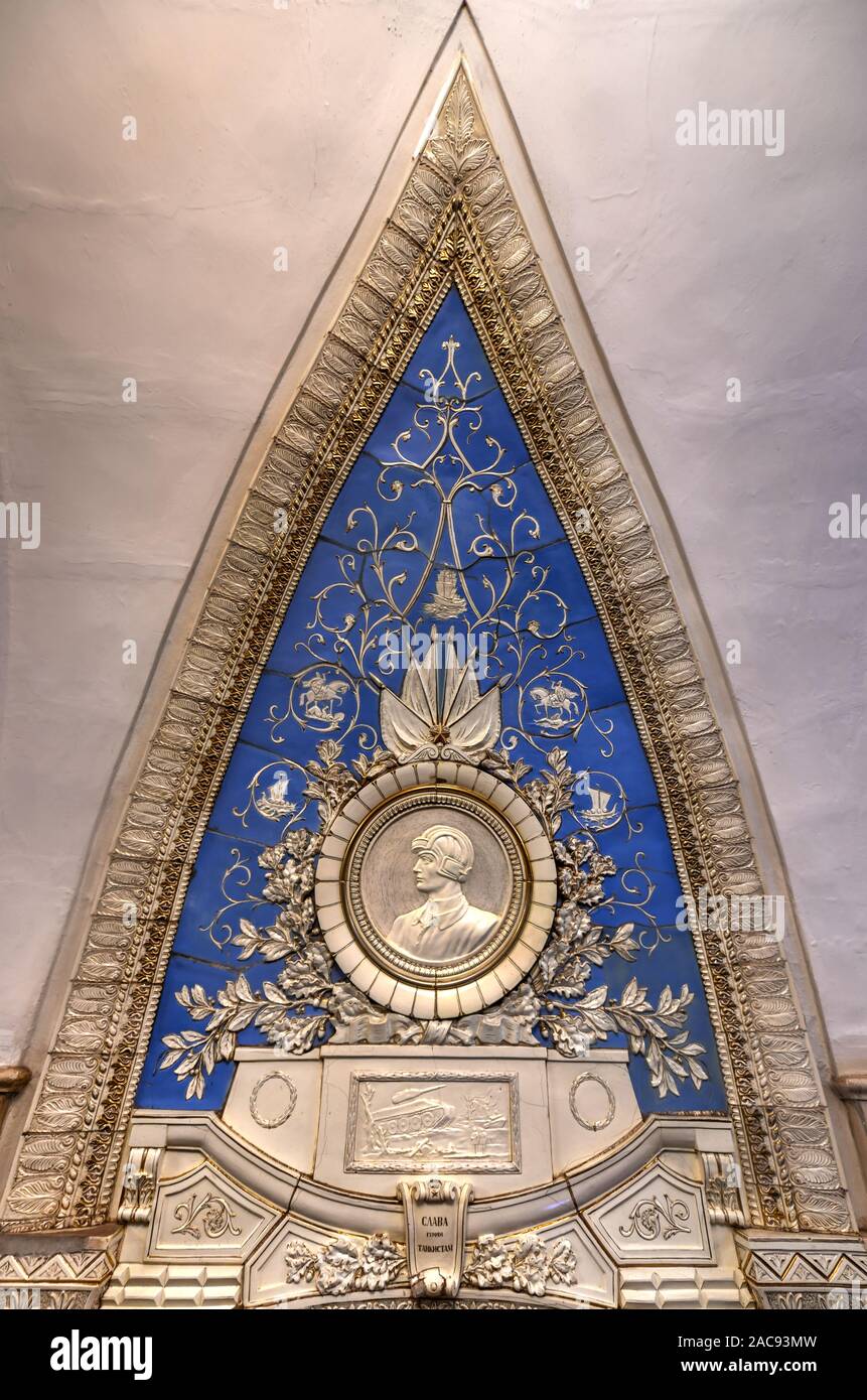 Arriving train moscow metro station hi-res stock photography and images ...