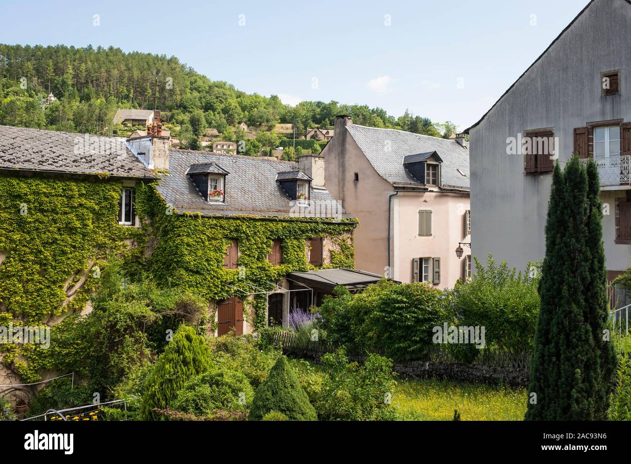 French village houses hi-res stock photography and images - Alamy