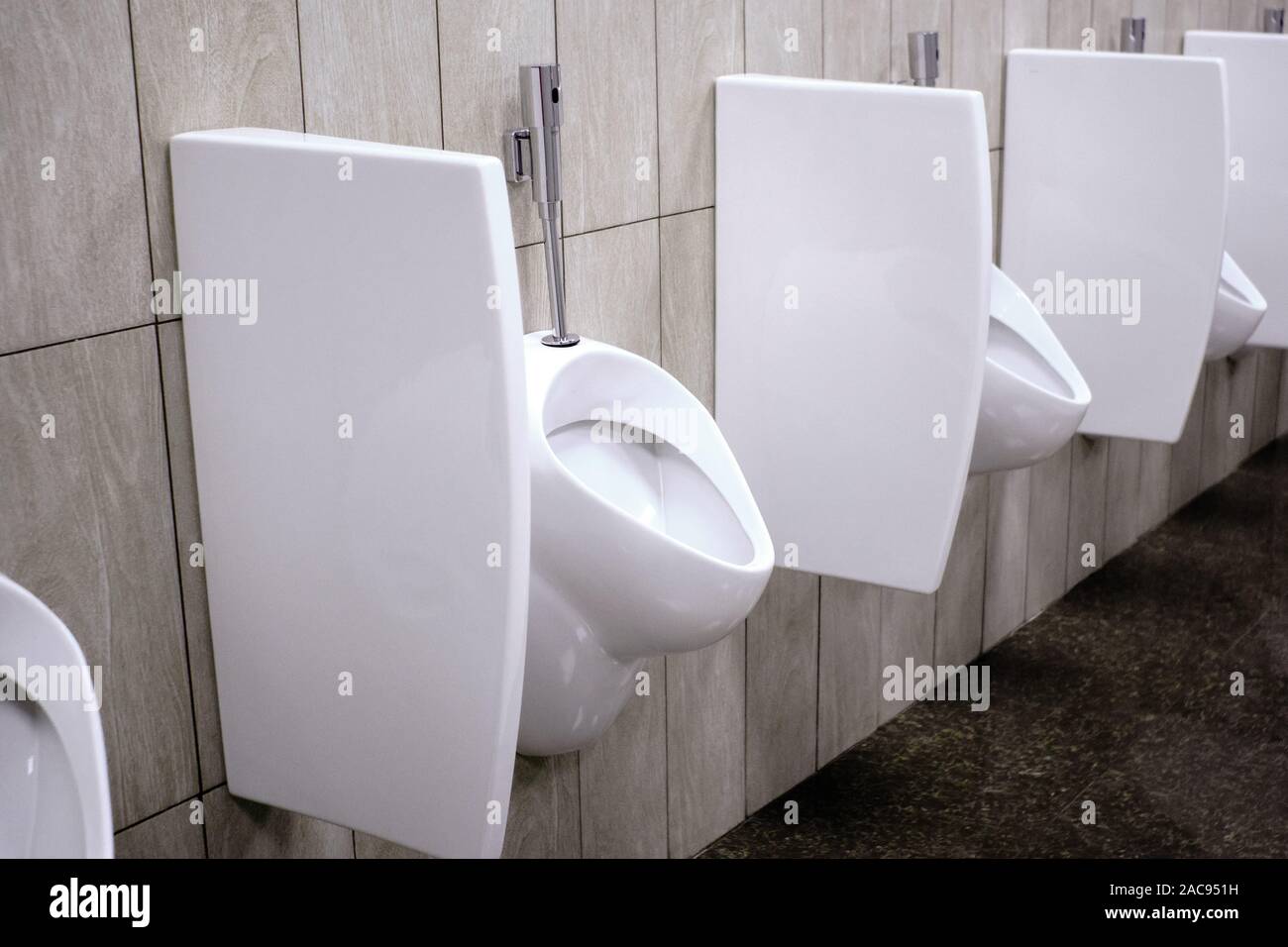 white urinals in men's bathroom, design of white ceramic urinals for ...