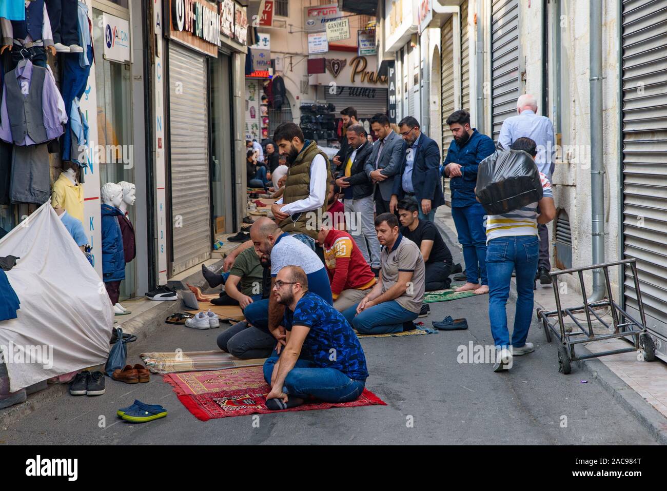 Muslim prayers on the street in Istanbul, Turkey Stock Photo - Alamy