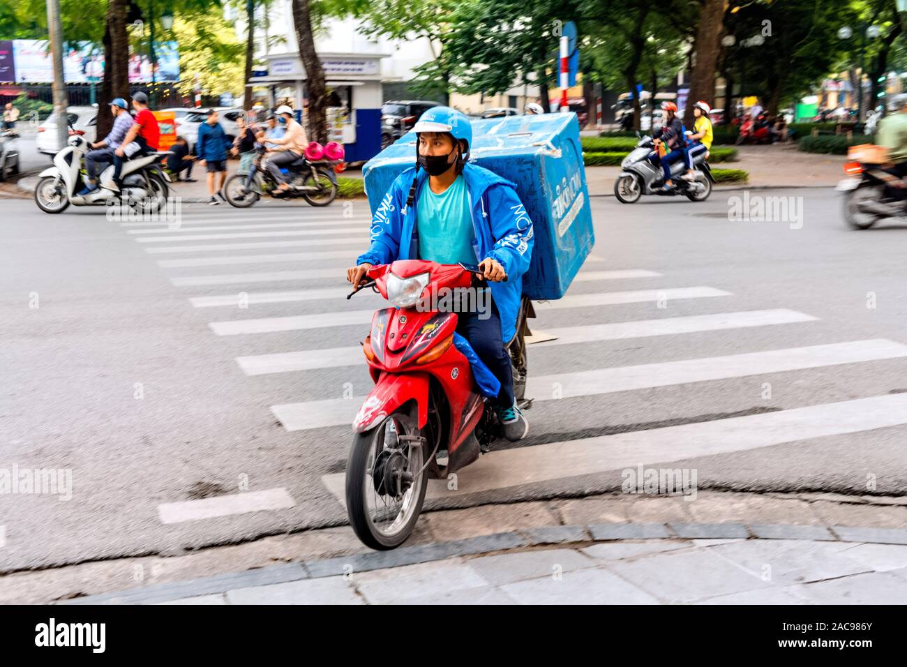 Man on moped carrying large load hanoi hi-res stock photography and ...