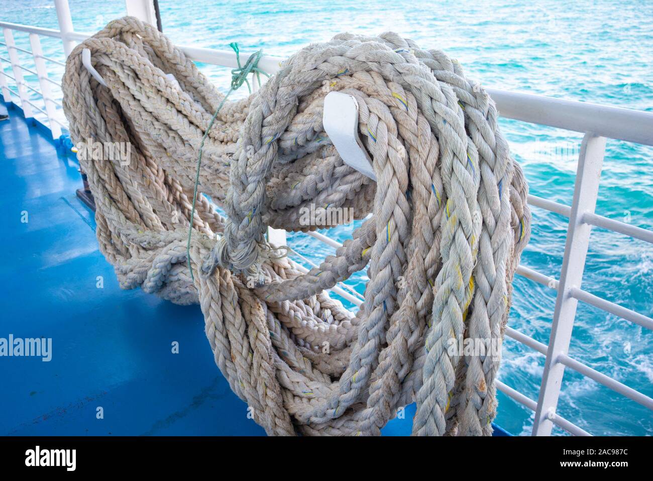Rope in a loop hi-res stock photography and images - Alamy