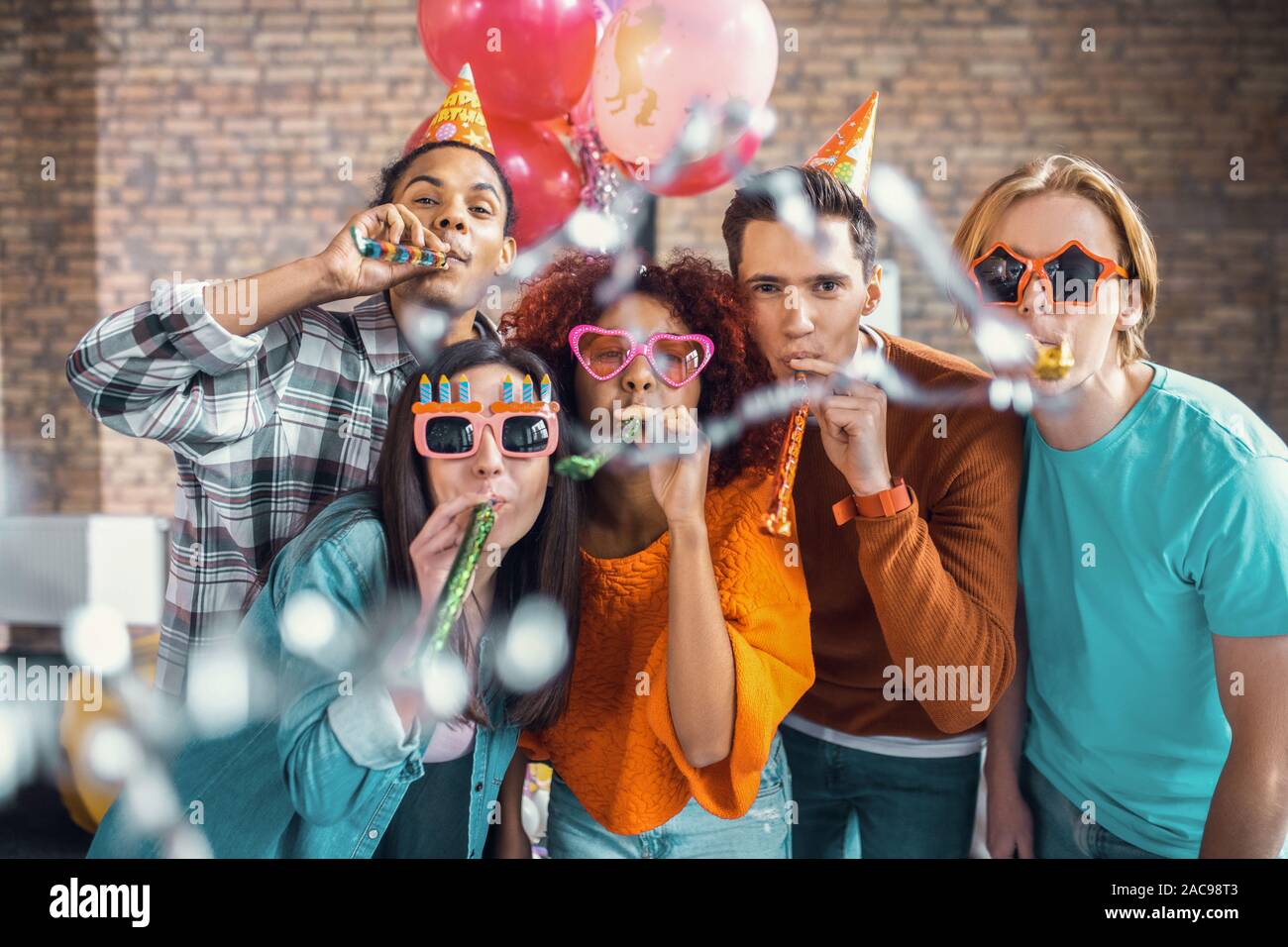 Long haired lasses hi-res stock photography and images - Alamy