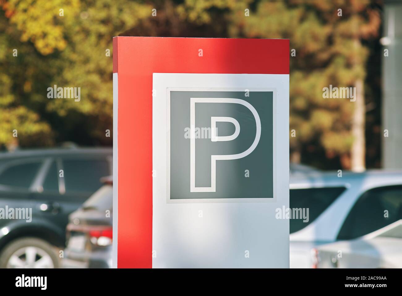 Parking sign. Signal on a car and tree background Stock Photo - Alamy