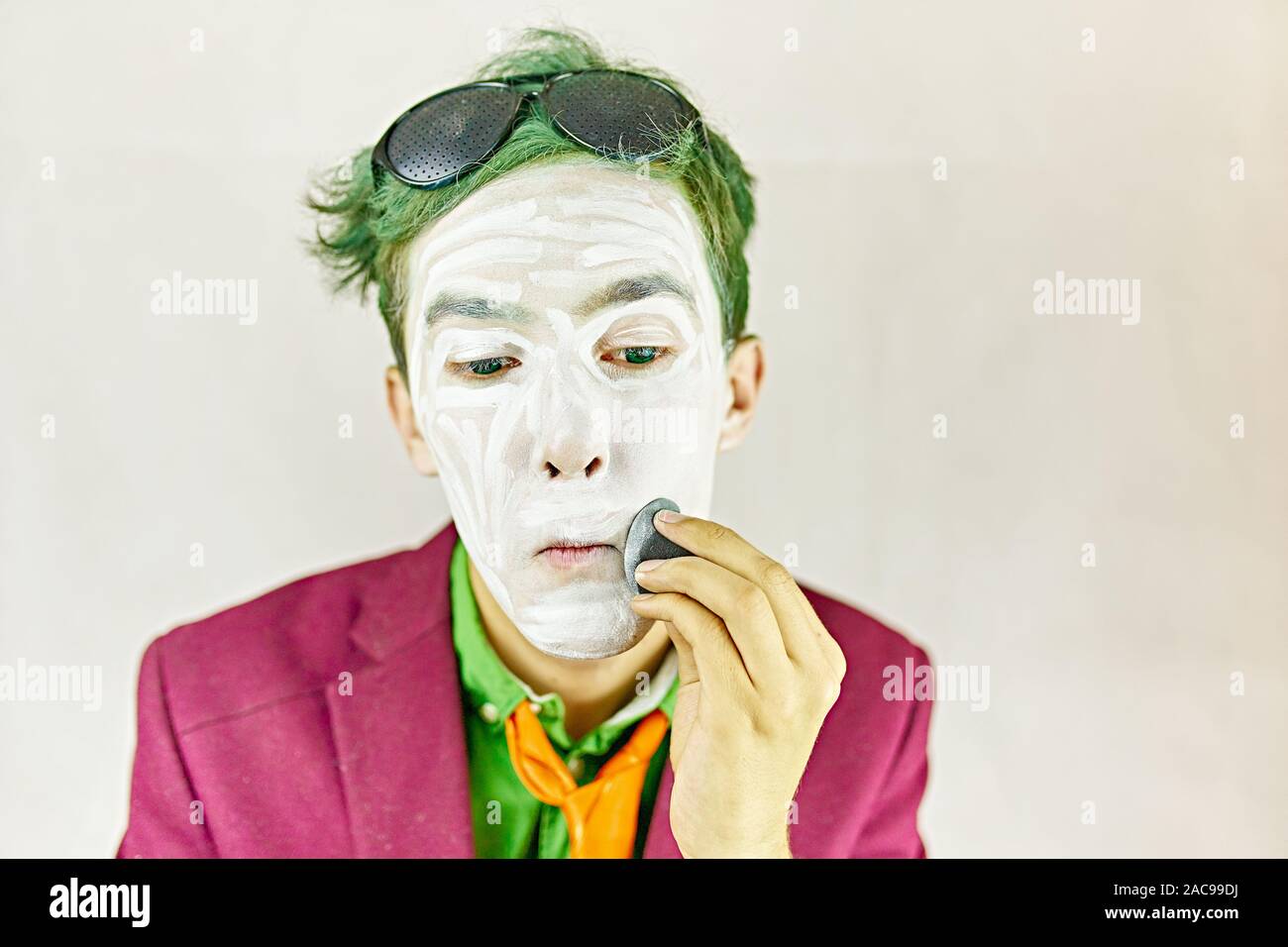 Mime male artist white makeup hi-res stock photography and images - Alamy