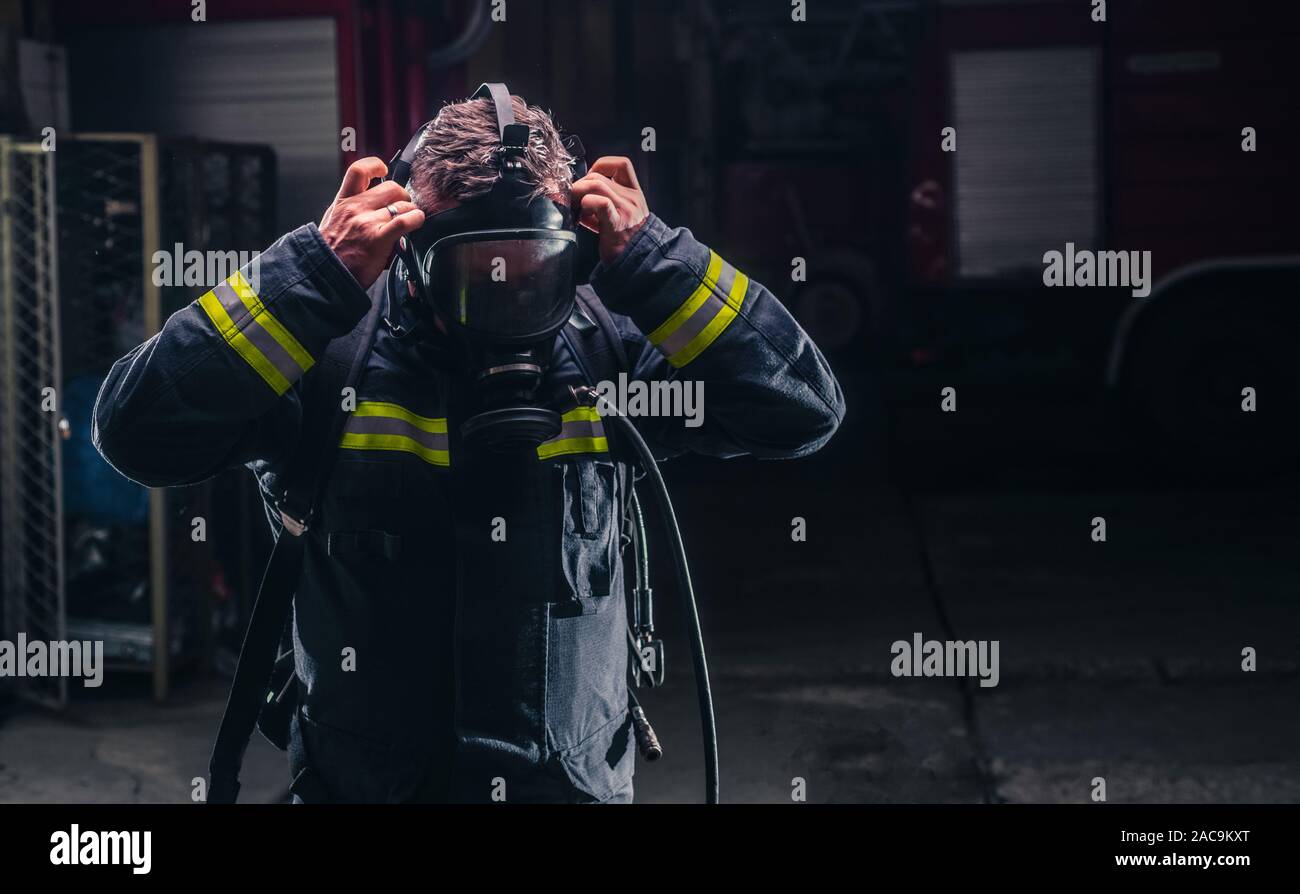 Firefighter with protective uniform wearing oxygen mask Stock Photo - Alamy