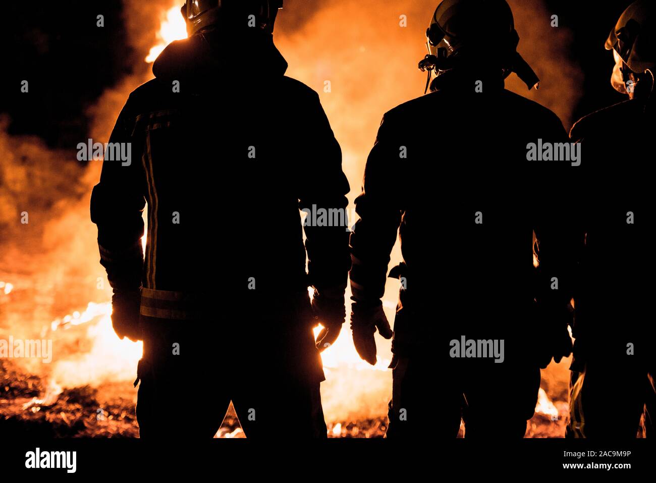 Uniform firemen fireman firehouse hi-res stock photography and images ...