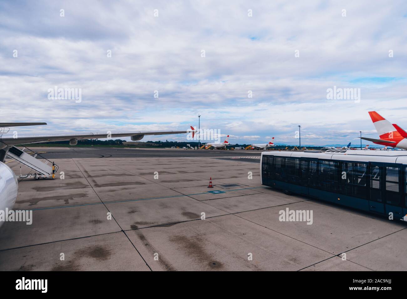 Multiple aircraft on runway hi-res stock photography and images - Alamy