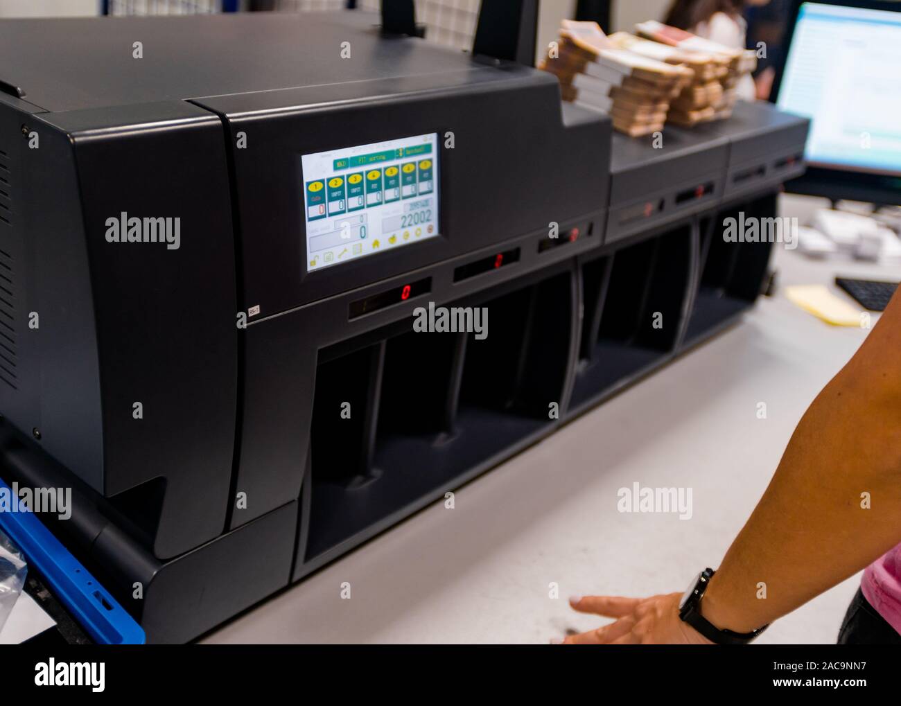 Electronic device used for counting bills with touchscreen display ...