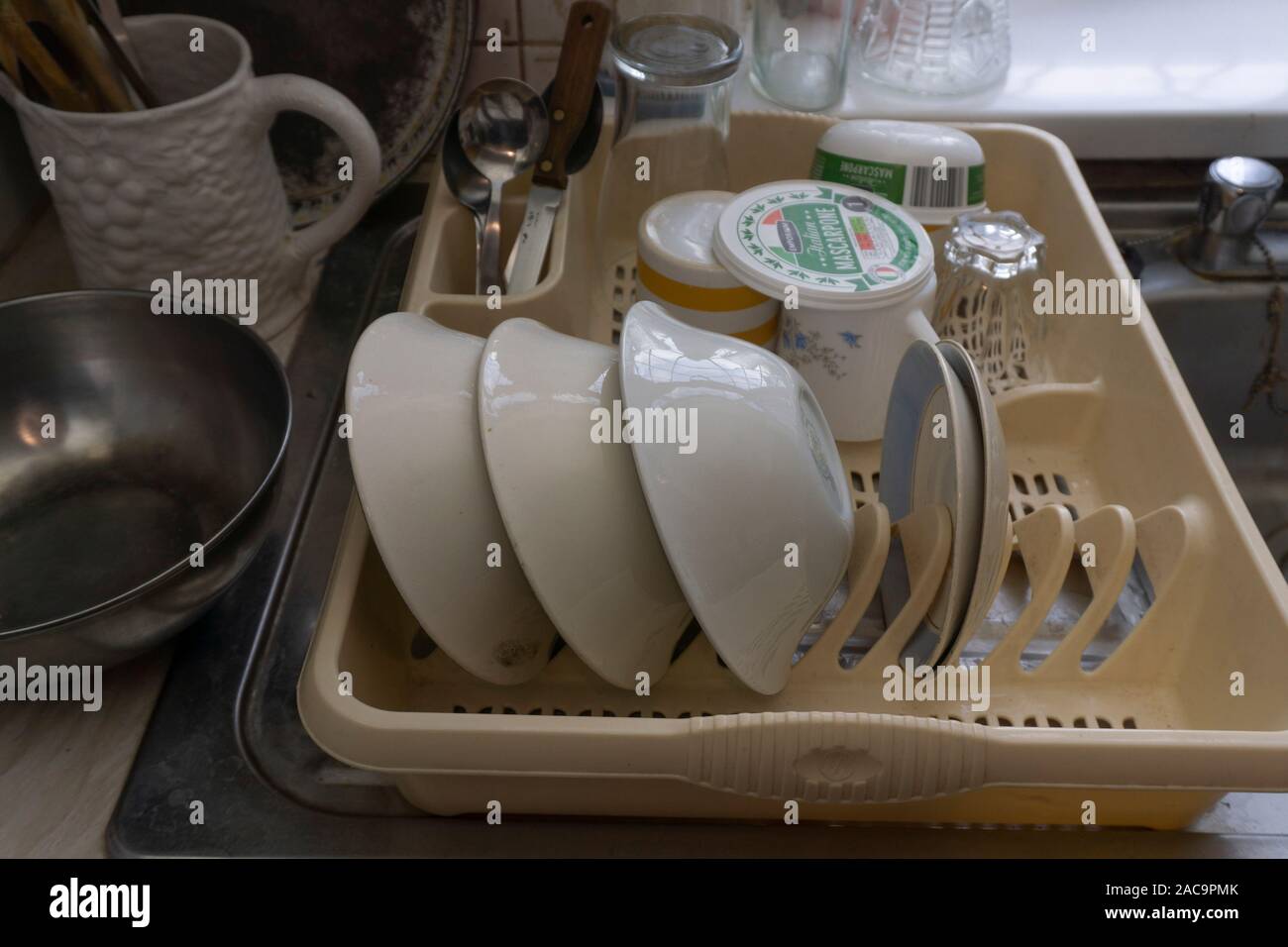 plastic washing up rack on draining board Stock Photo - Alamy