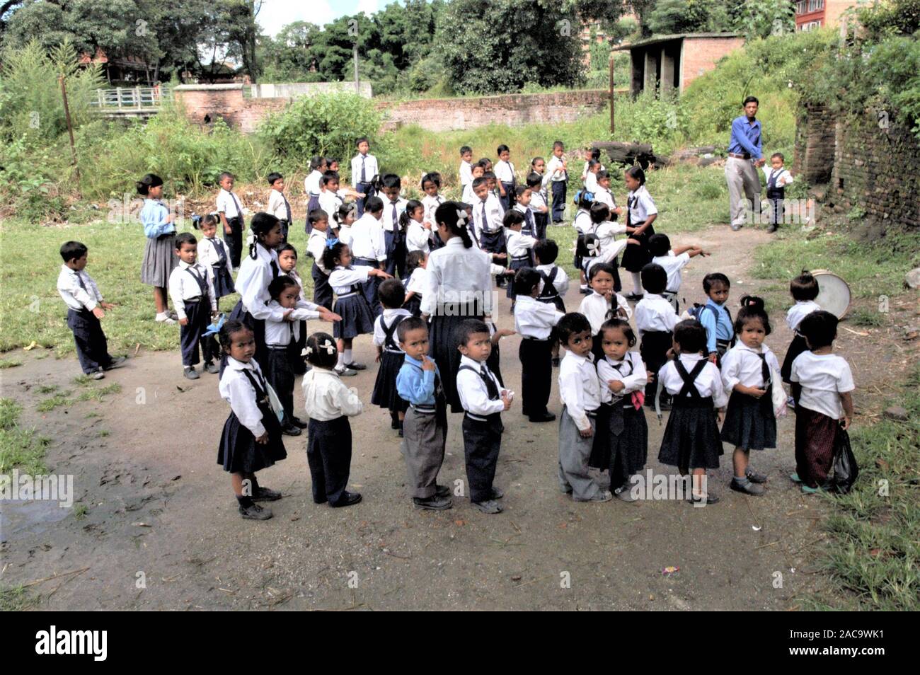 Children lined up hi-res stock photography and images - Alamy