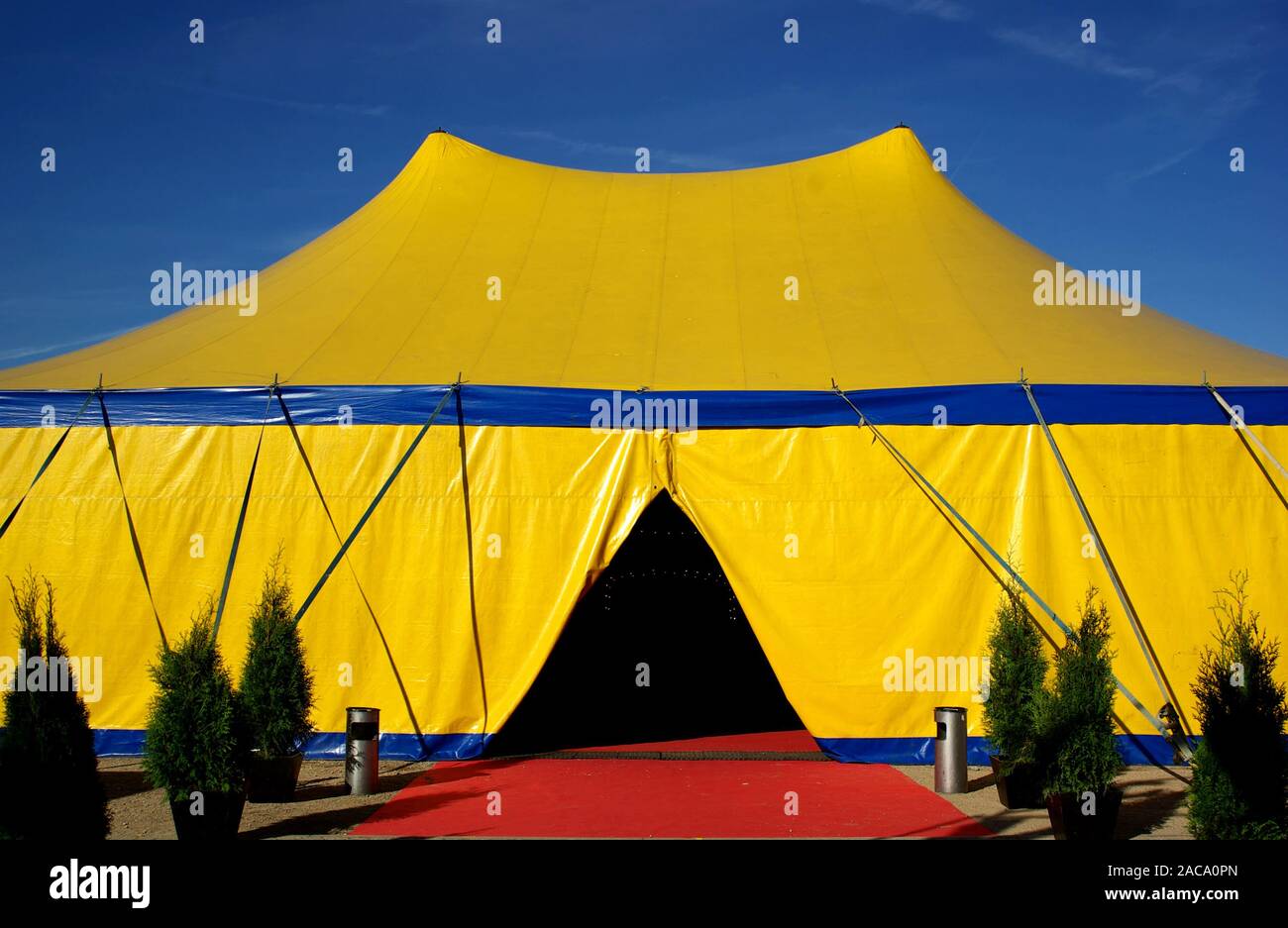 Yellow circus big top hi-res stock photography and images - Alamy