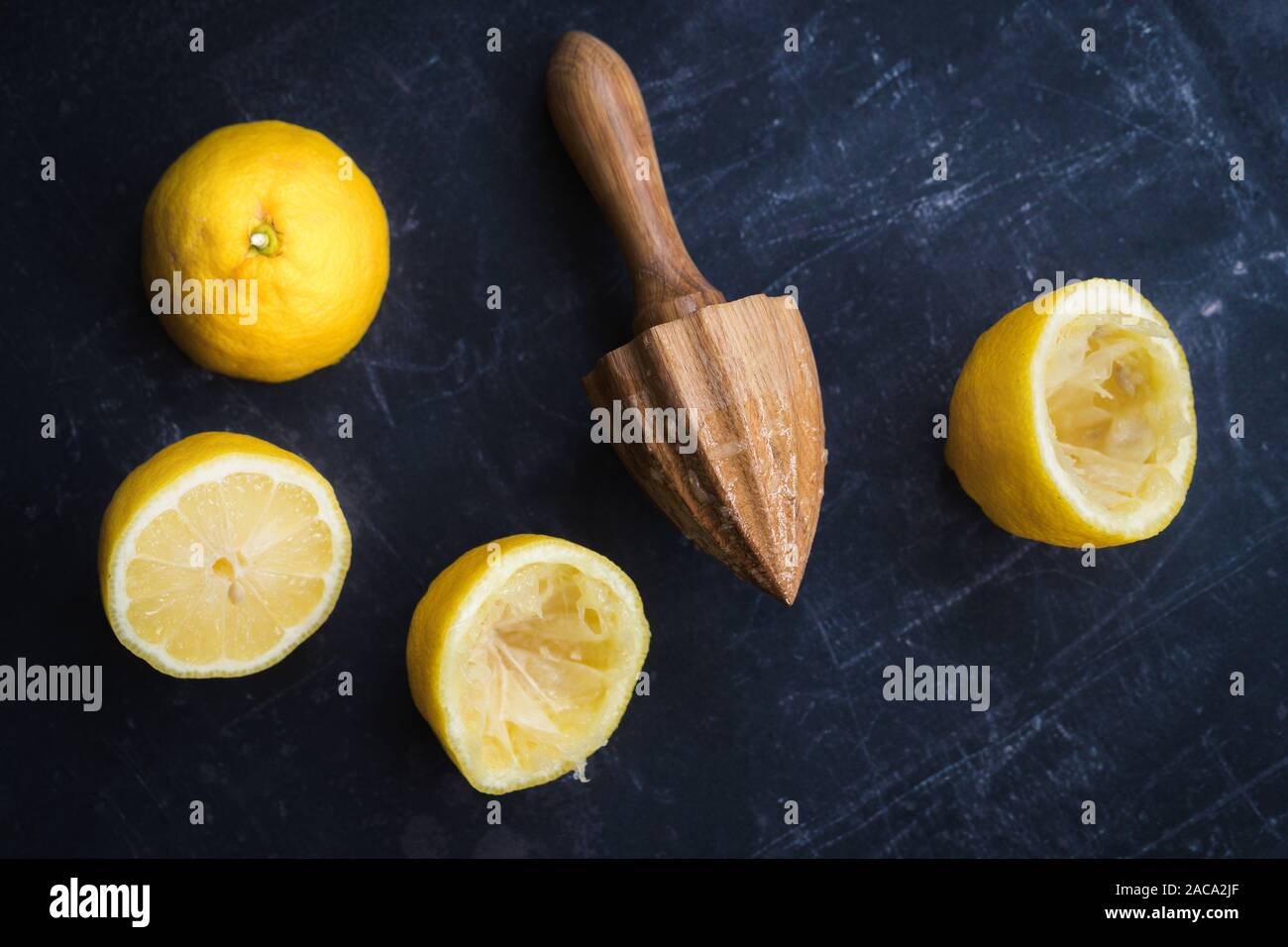 Hand squeeze lemons hi-res stock photography and images - Alamy