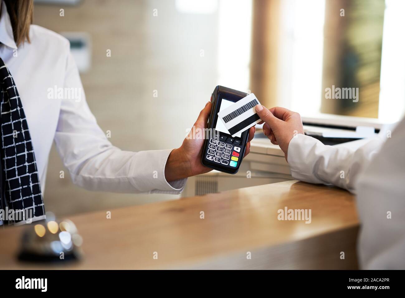 Receptionist and businesswoman at hotel front desk Stock Photo - Alamy