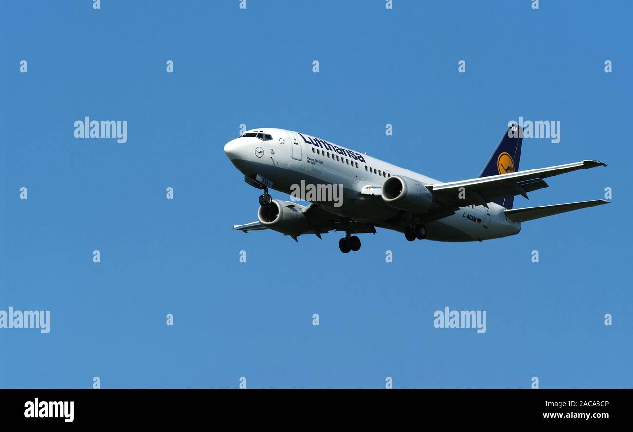 Boeing 737 landing gear hi-res stock photography and images - Alamy