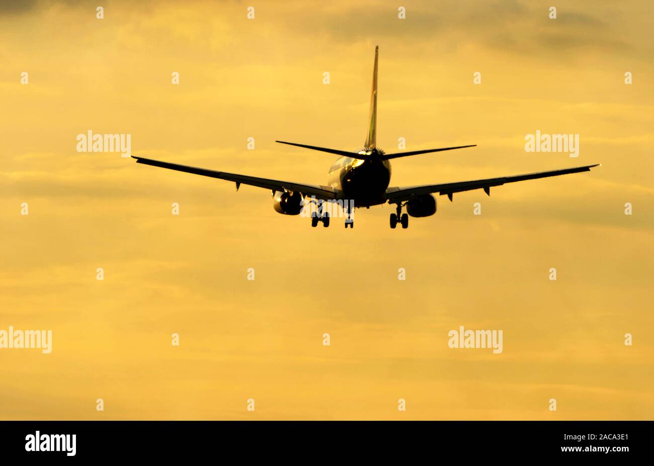 Airplane landing rear view hi-res stock photography and images - Alamy