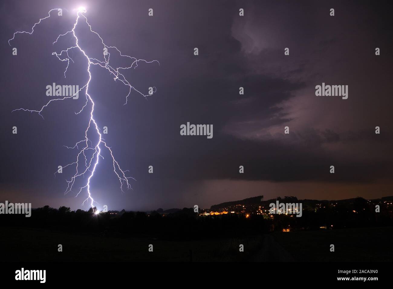 Lightning flash hi-res stock photography and images - Alamy