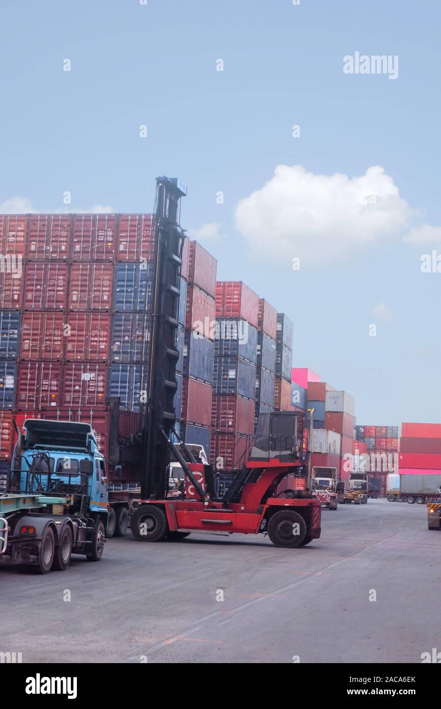 Truck lifting shipping containers hi-res stock photography and images ...