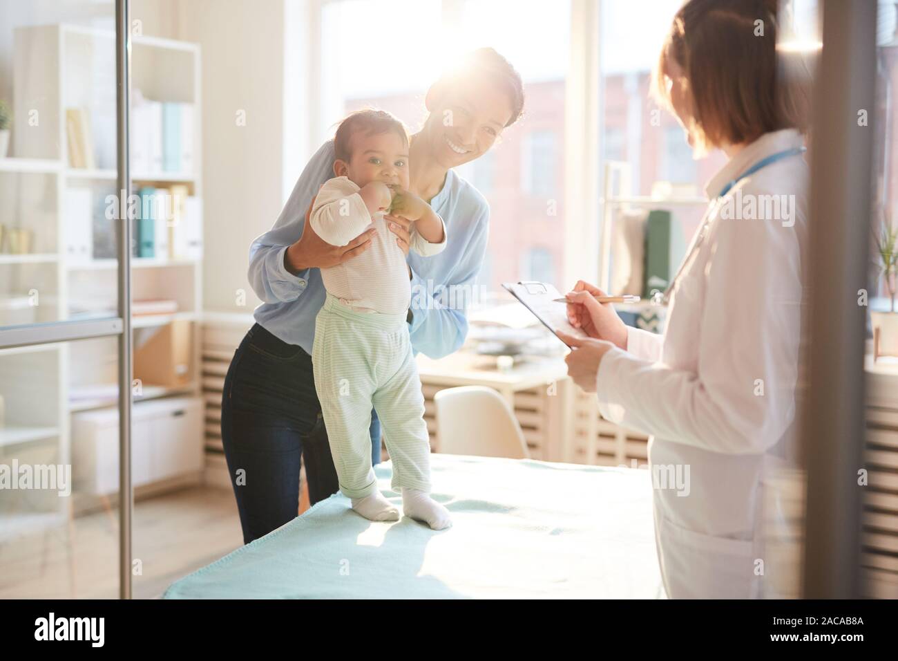 Child visiting doctor hi-res stock photography and images - Alamy
