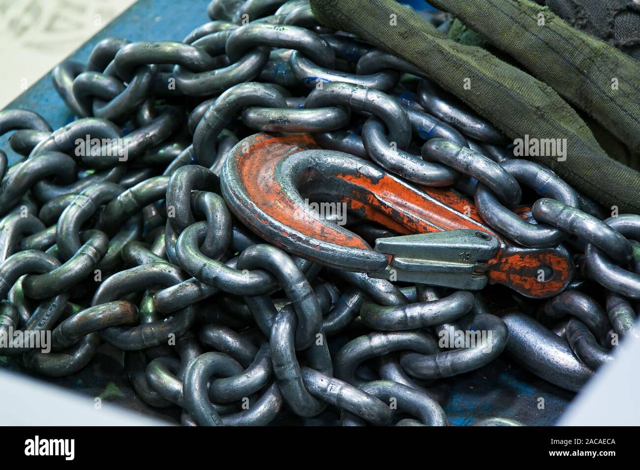 Chains steel hi-res stock photography and images - Alamy