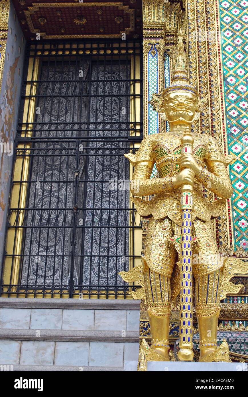 Wat temple guardian hi-res stock photography and images - Alamy