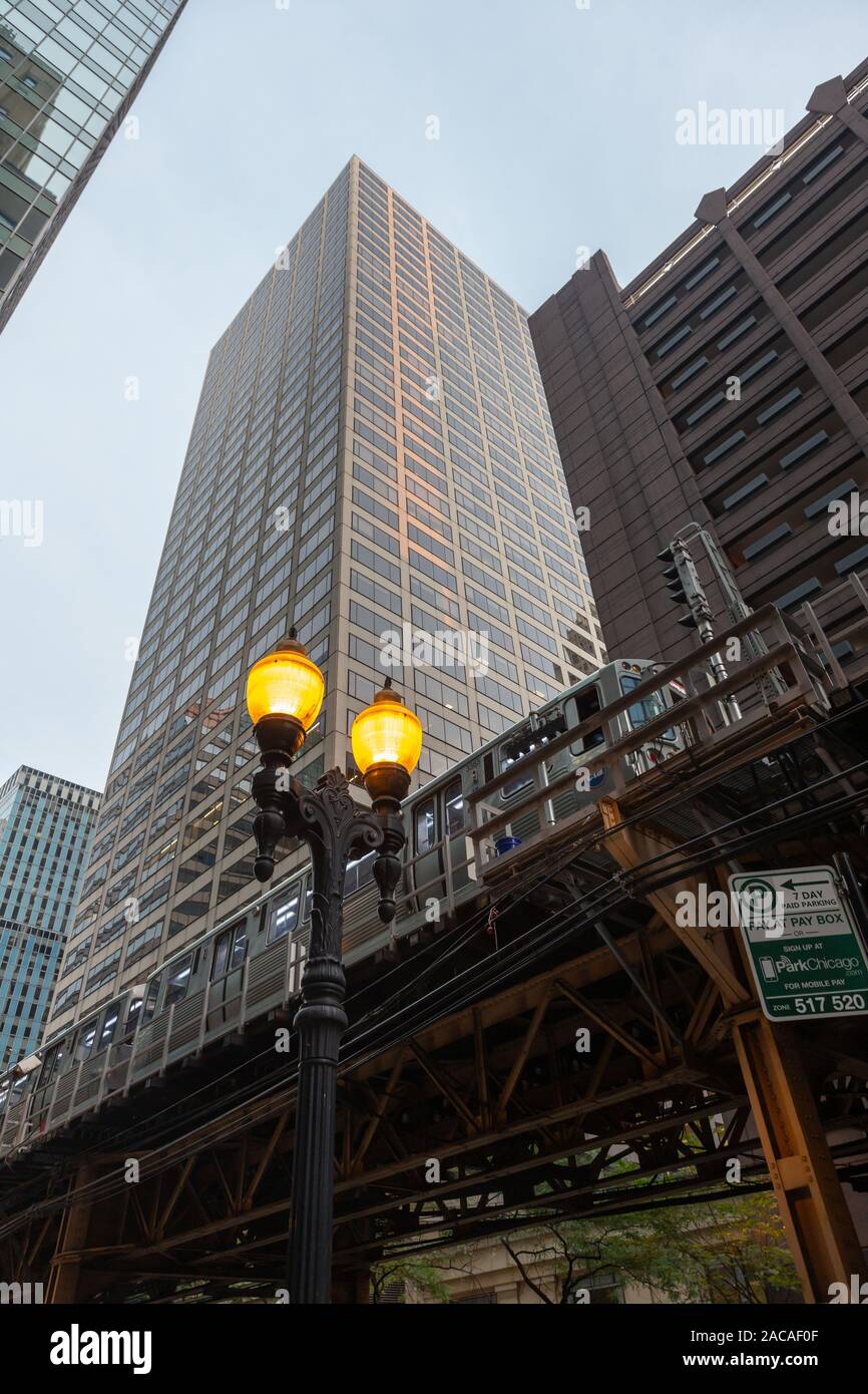 Chicago loop el train hi-res stock photography and images - Alamy