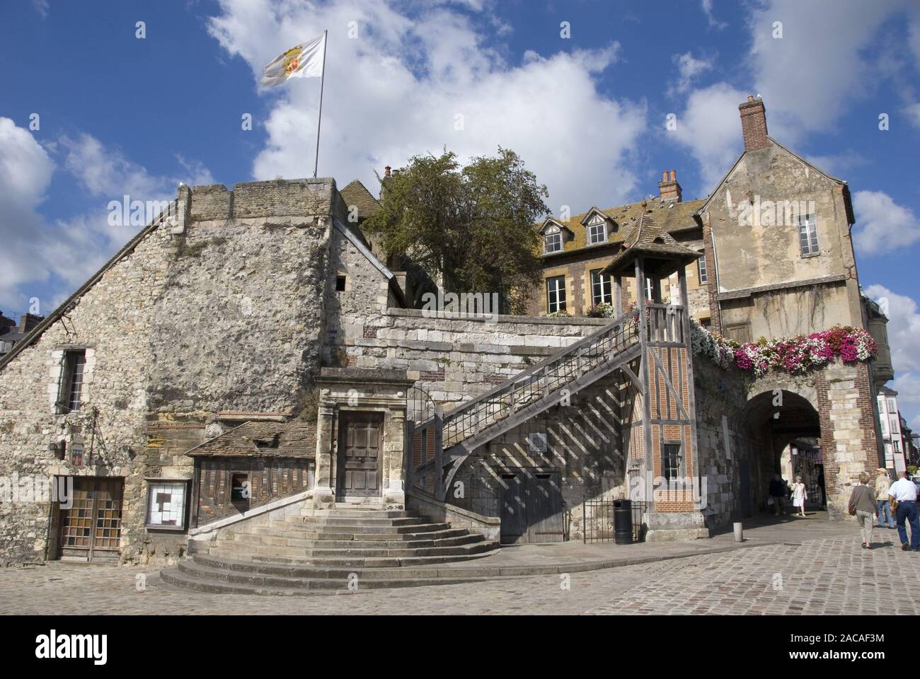 Old city gate hi-res stock photography and images - Alamy